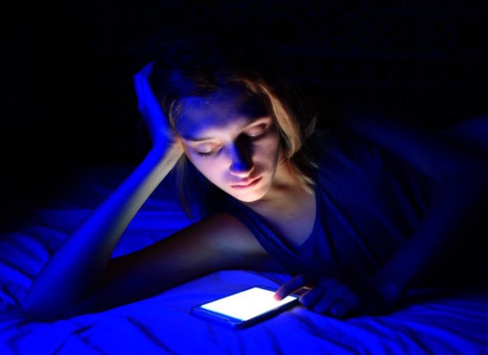 Blue Light From Digital Devices Linked to Macular Degeneration, Loss of ...
